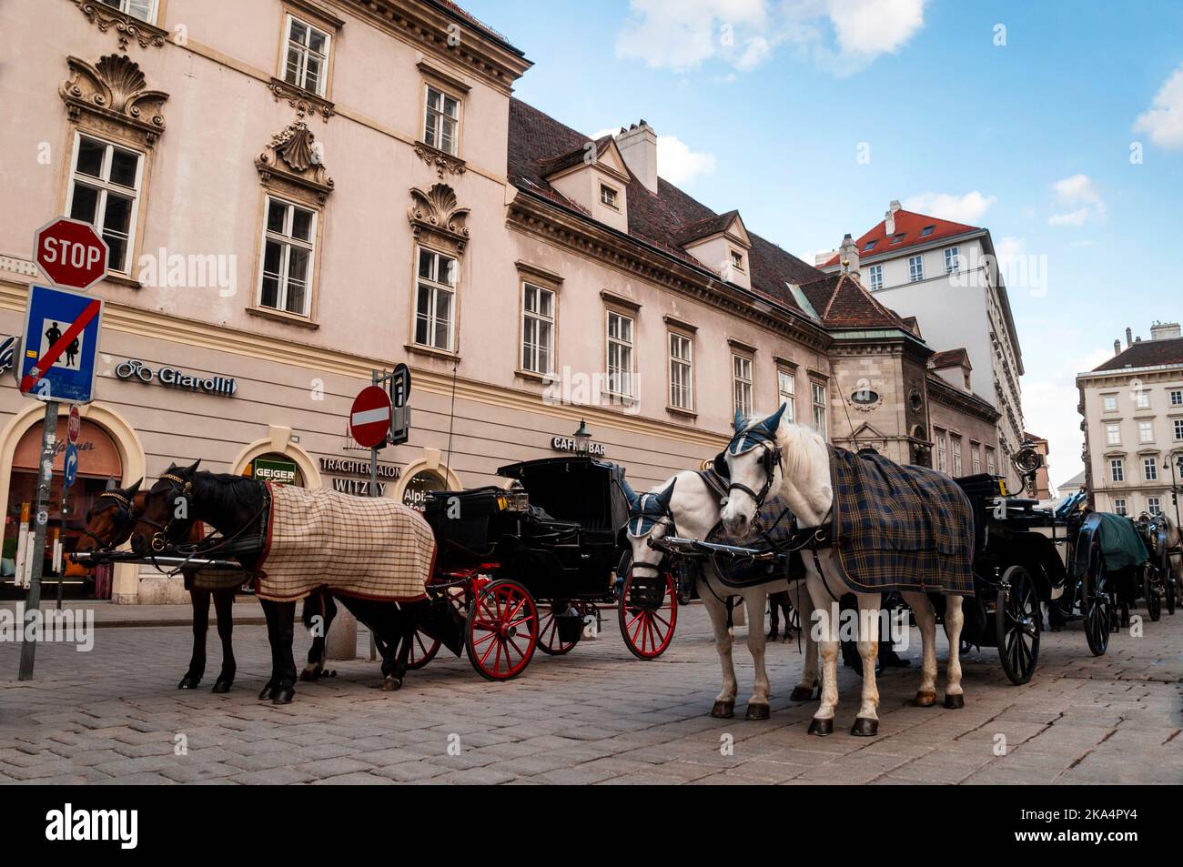 Wiener Fiaker Zweipferdewagen sind Teil der Landschaft der ...