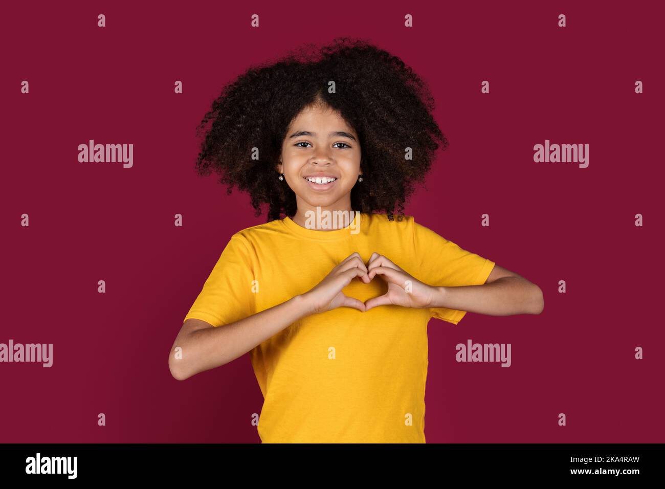 Hände zur brust kinder -Fotos und -Bildmaterial in hoher Auflösung – Alamy