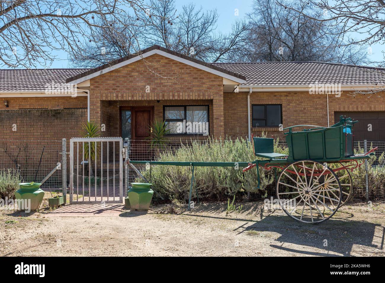 OP DIE BERG, SÜDAFRIKA - SEP 9, 2022: Ein Pferdewagen vor einem Haus in ...