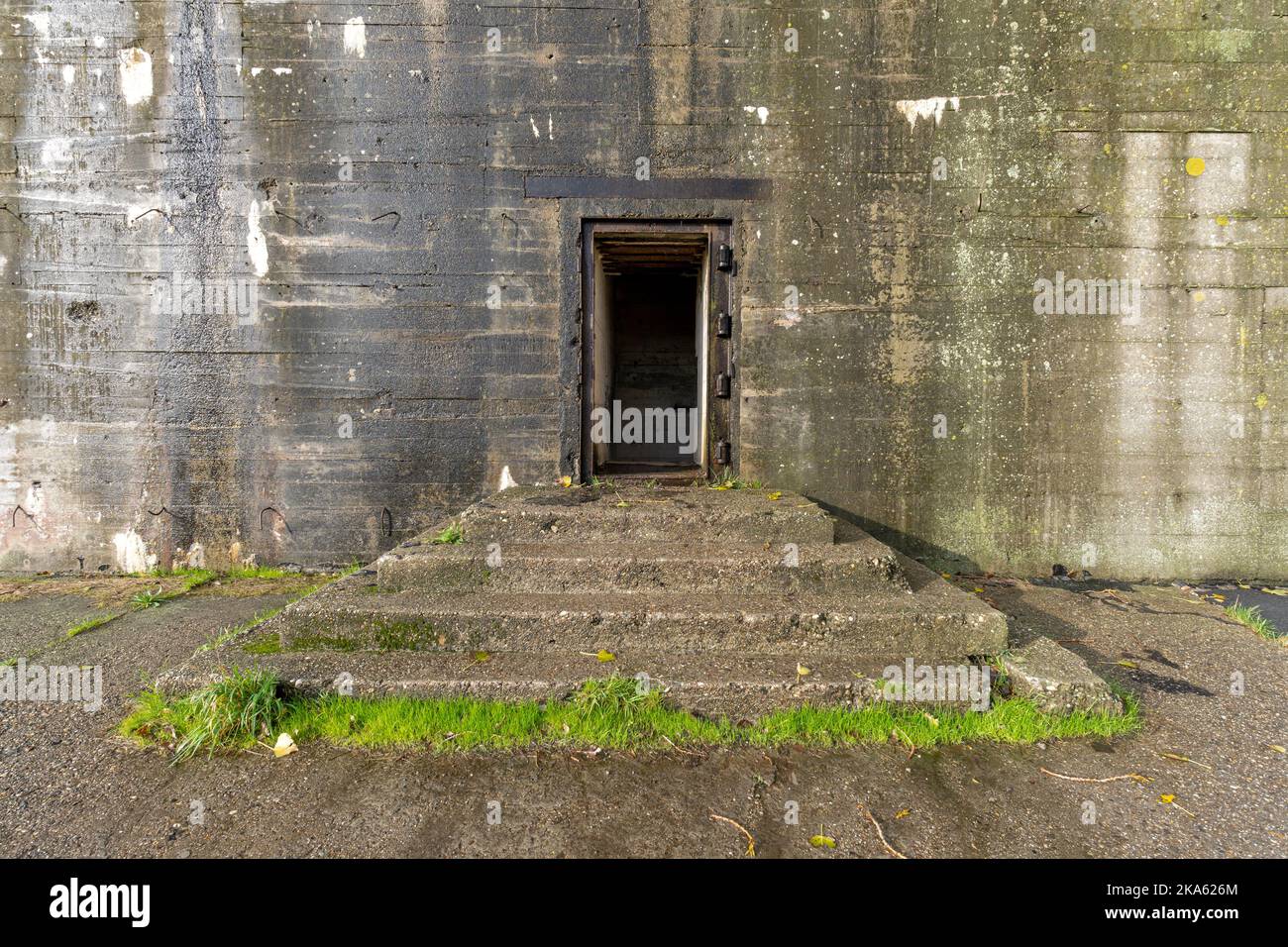 Eingang eines bunkers -Fotos und -Bildmaterial in hoher Auflösung – Alamy