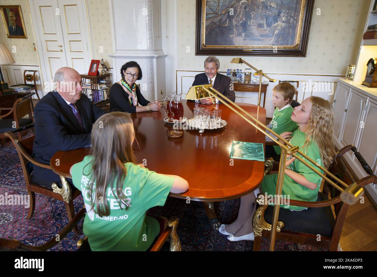 OSLO, Norwegen 20150908. König Harald begrüßte die Kinder Elida ...