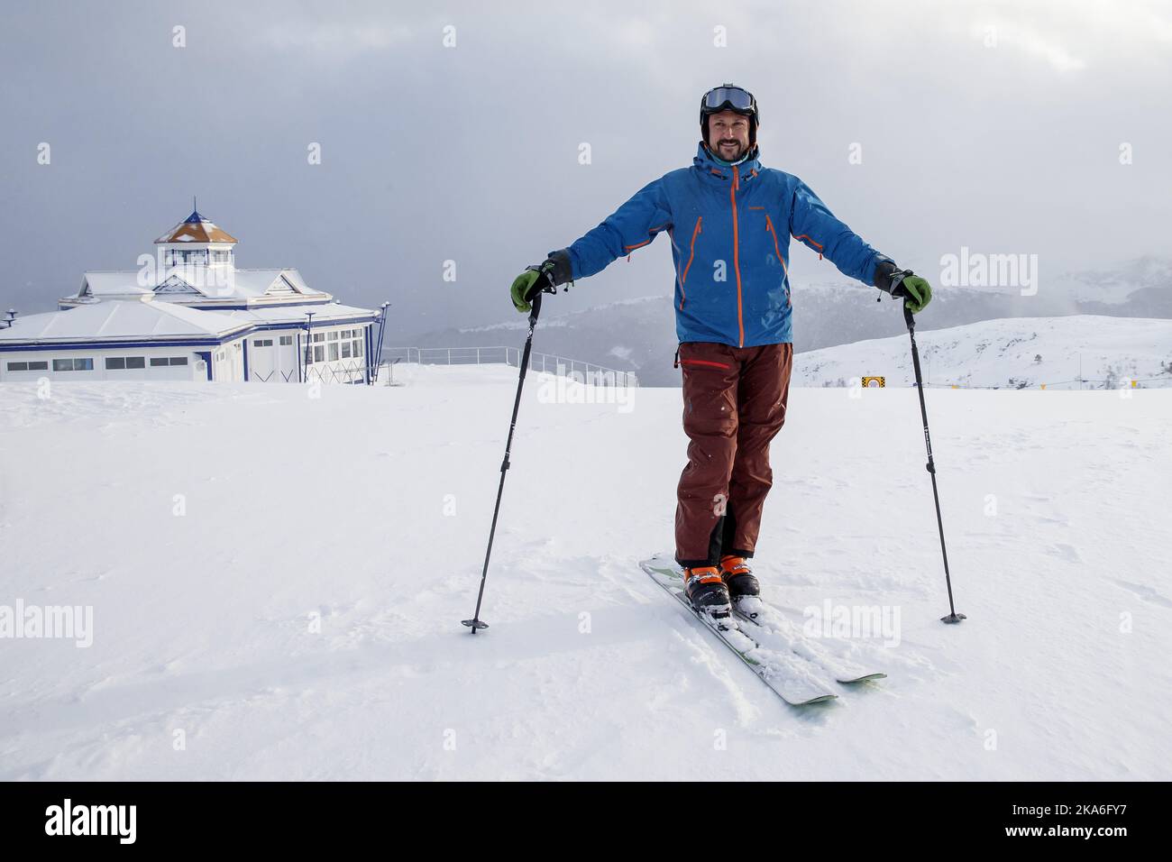 STRANDA, Norwegen 20160128. Crown Prince Haakon fährt auf dem ...