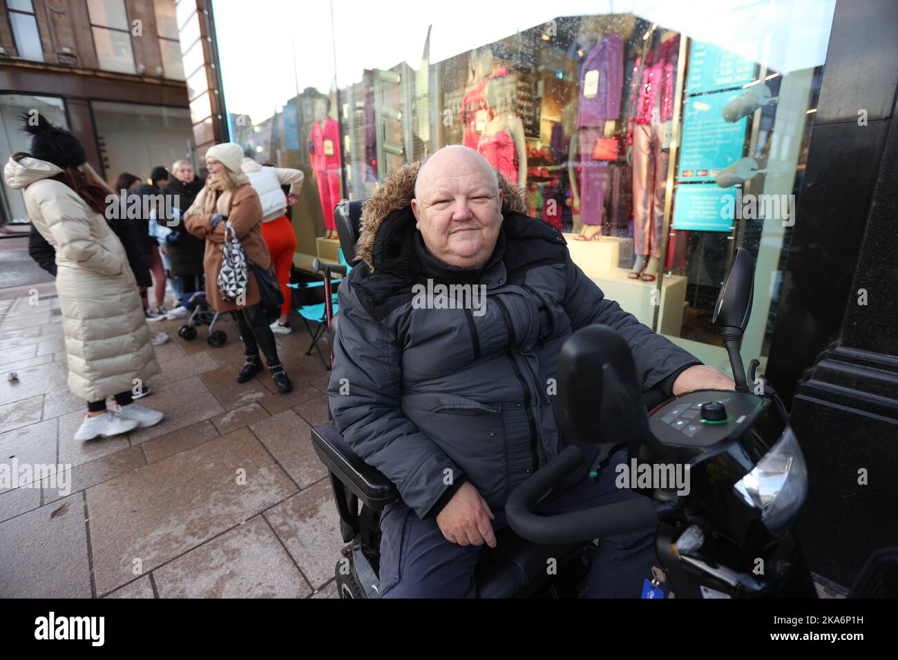 Samuel Hamilton steht vor dem Primark-Laden in den historischen ...