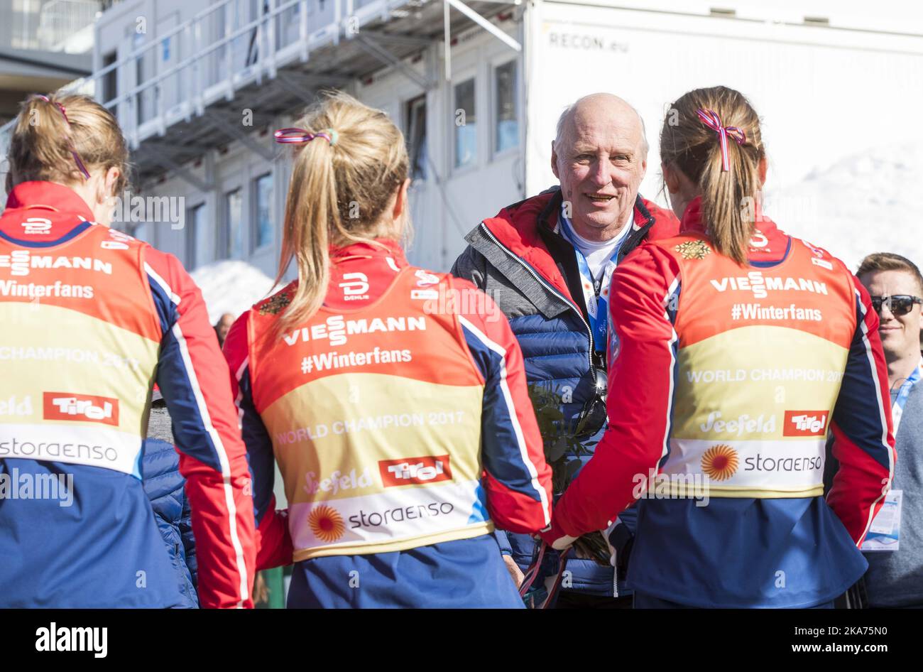 Relais 4x5 femmes -Fotos und -Bildmaterial in hoher Auflösung – Alamy