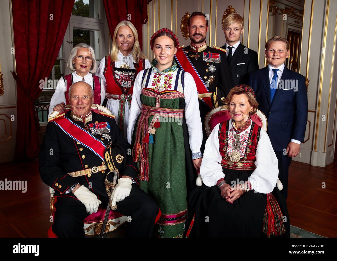 Prinzessin Ingrid Alexandra mit Geschwistern, Eltern und Großeltern. Von links stehend: Marit ...