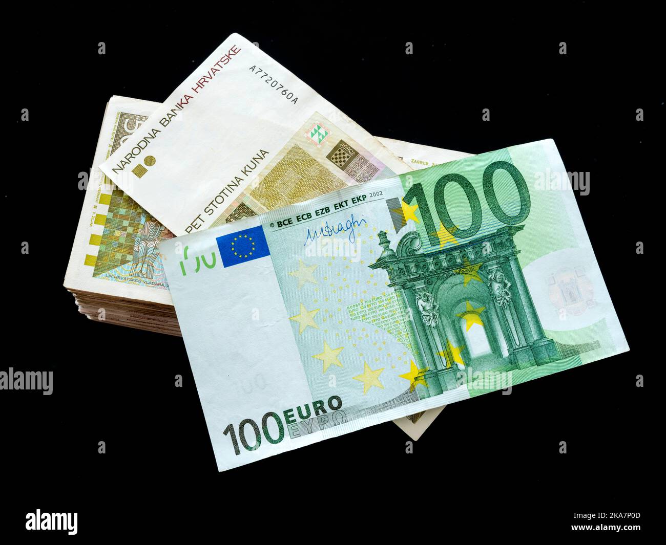 Ein Haufen kroatischer kroatischer Banknoten vor der Umwandlung der ...