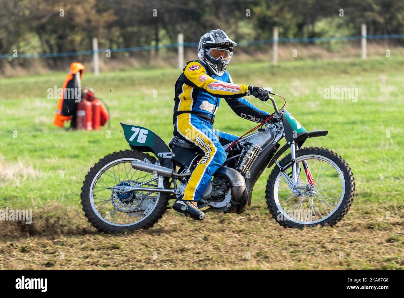 Christopher fährt immer noch im grasstrack-Motorradrennen. Donut ...