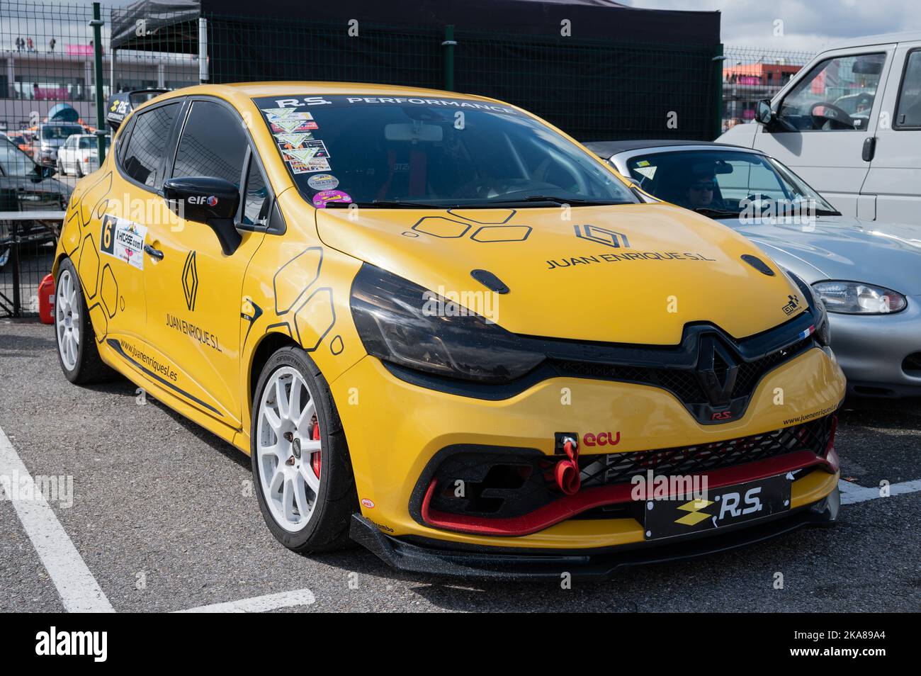 Gelber renault 4 -Fotos und -Bildmaterial in hoher Auflösung – Alamy