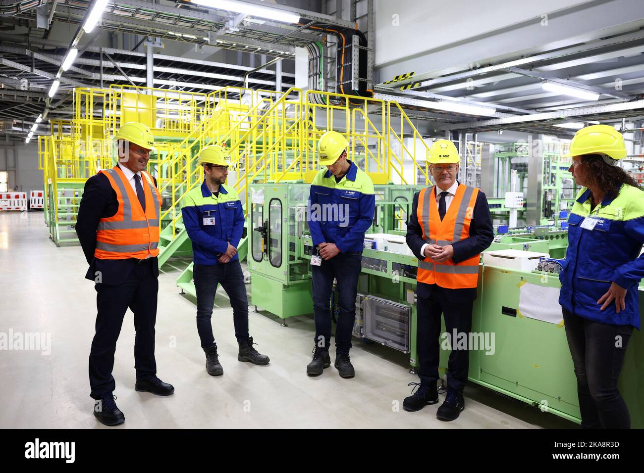 Bundeskanzler Olaf Scholz und Vorsitzender des Vorstands der BASF SE ...