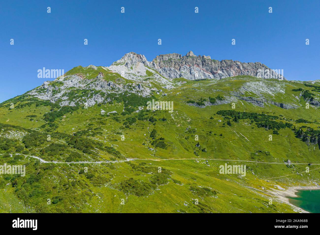 Beeindruckender Blick auf die Rote Mauer am Formarin See in der ...