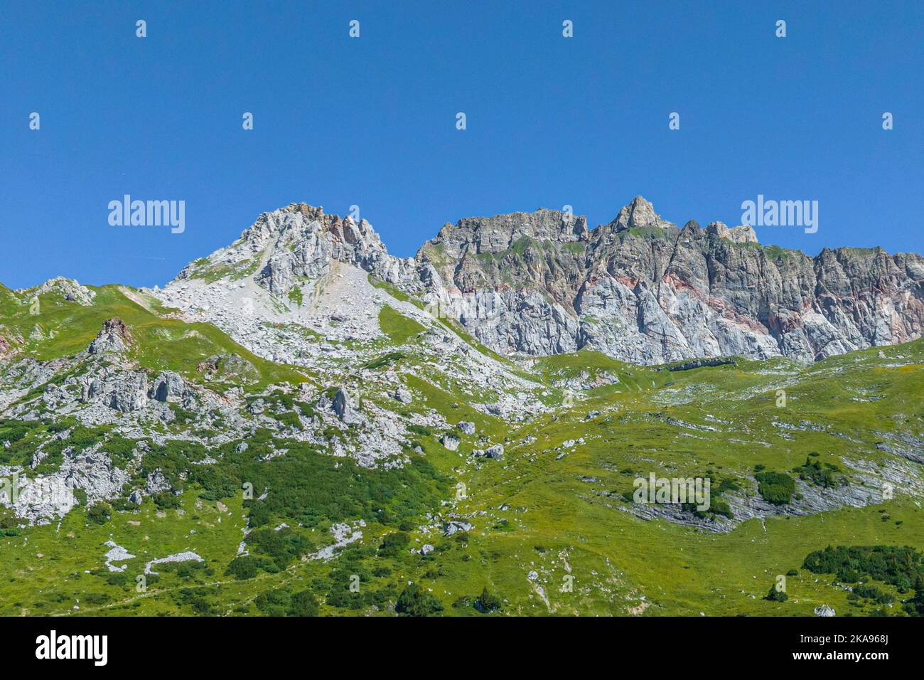 Beeindruckender Blick auf die Rote Mauer am Formarin See in der ...