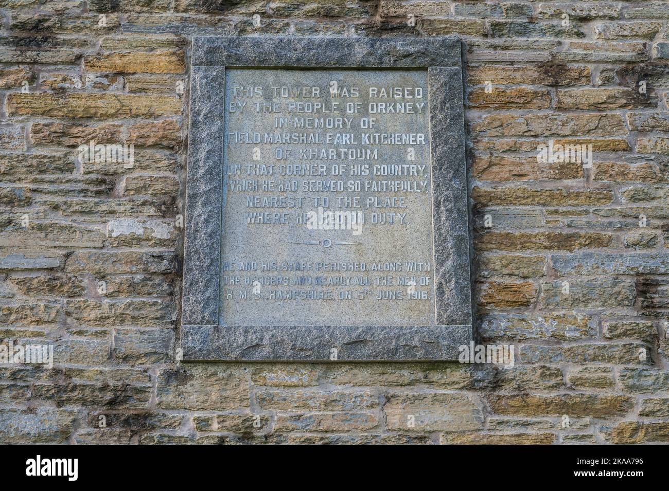 Das Bild zeigt den Kitchener-Gedächtnisturm in Marwick Head, der dem ...