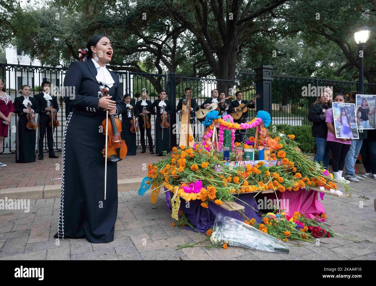 Eine Mariachi von der University of Texas in Austin singt vor den Toren ...