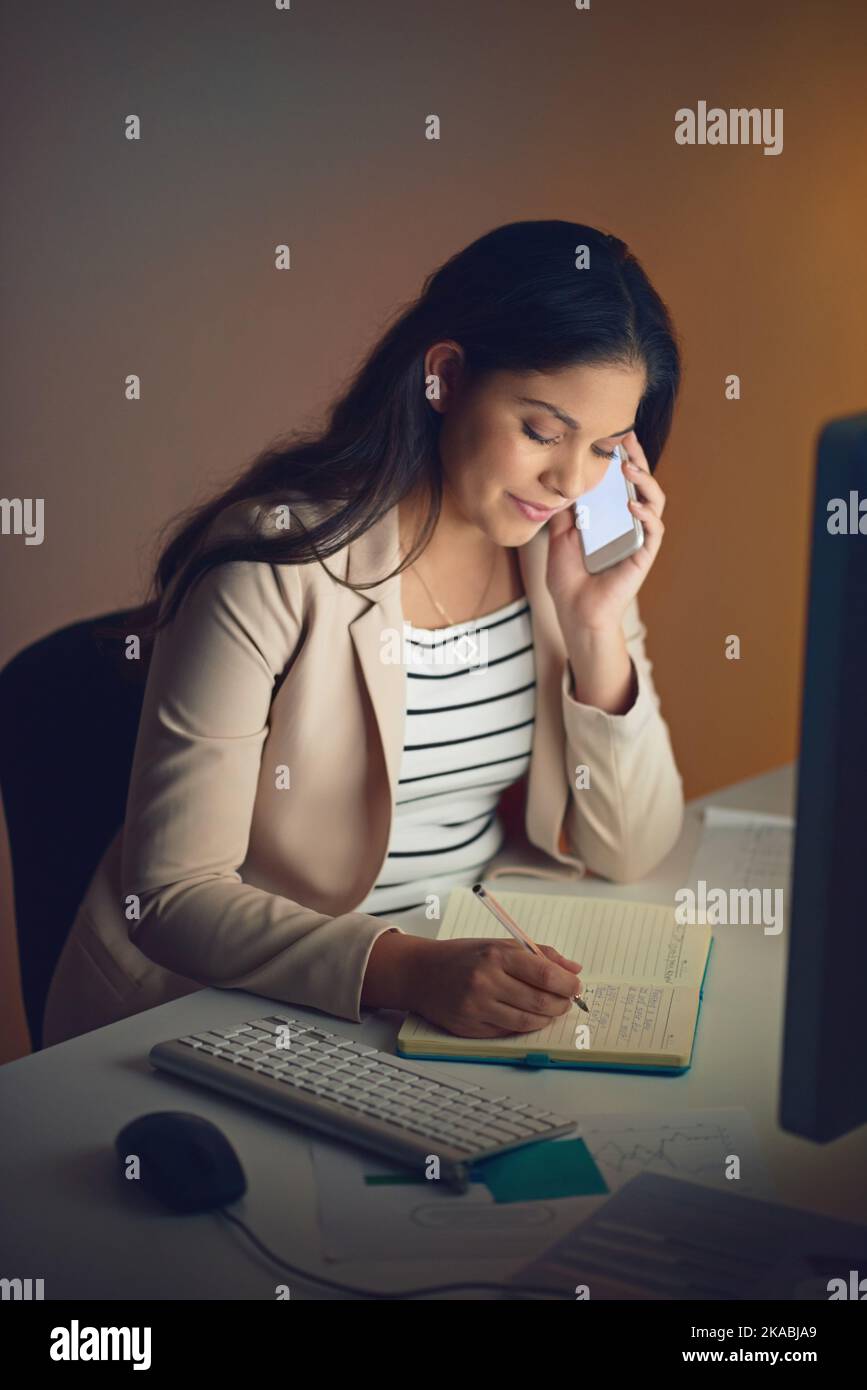 Harte Arbeit macht den Unterschied. Eine junge Geschäftsfrau, die ein ...