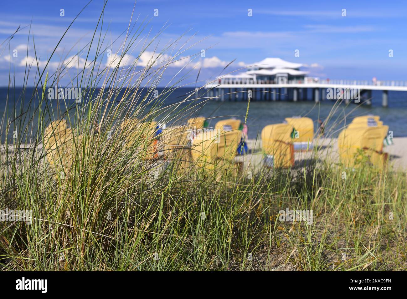 Ostsee, Seeschlösschenbrücke und Mikado-Teehaus in Timmendorfer Strand ...