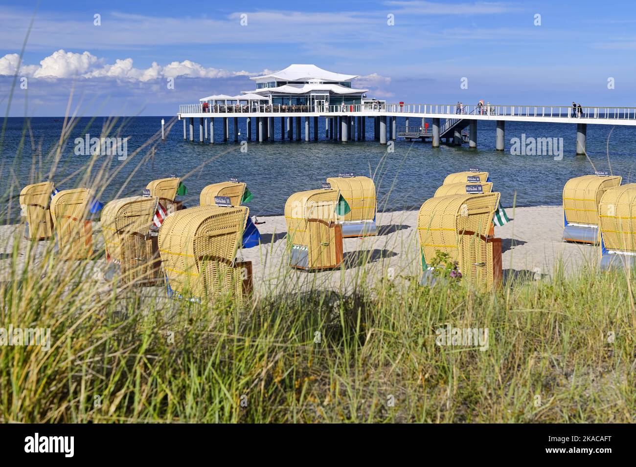 Ostsee, Seeschlösschenbrücke und Mikado-Teehaus in Timmendorfer Strand ...