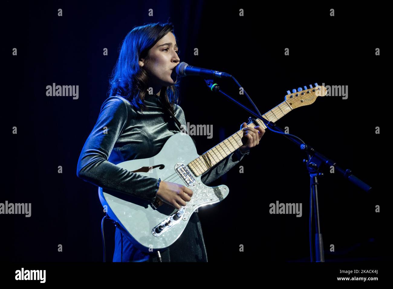 Die österreichische Sängerin und Musikerin Maria Burger (OSKA) tritt auf der Bühne von Alcatraz ...