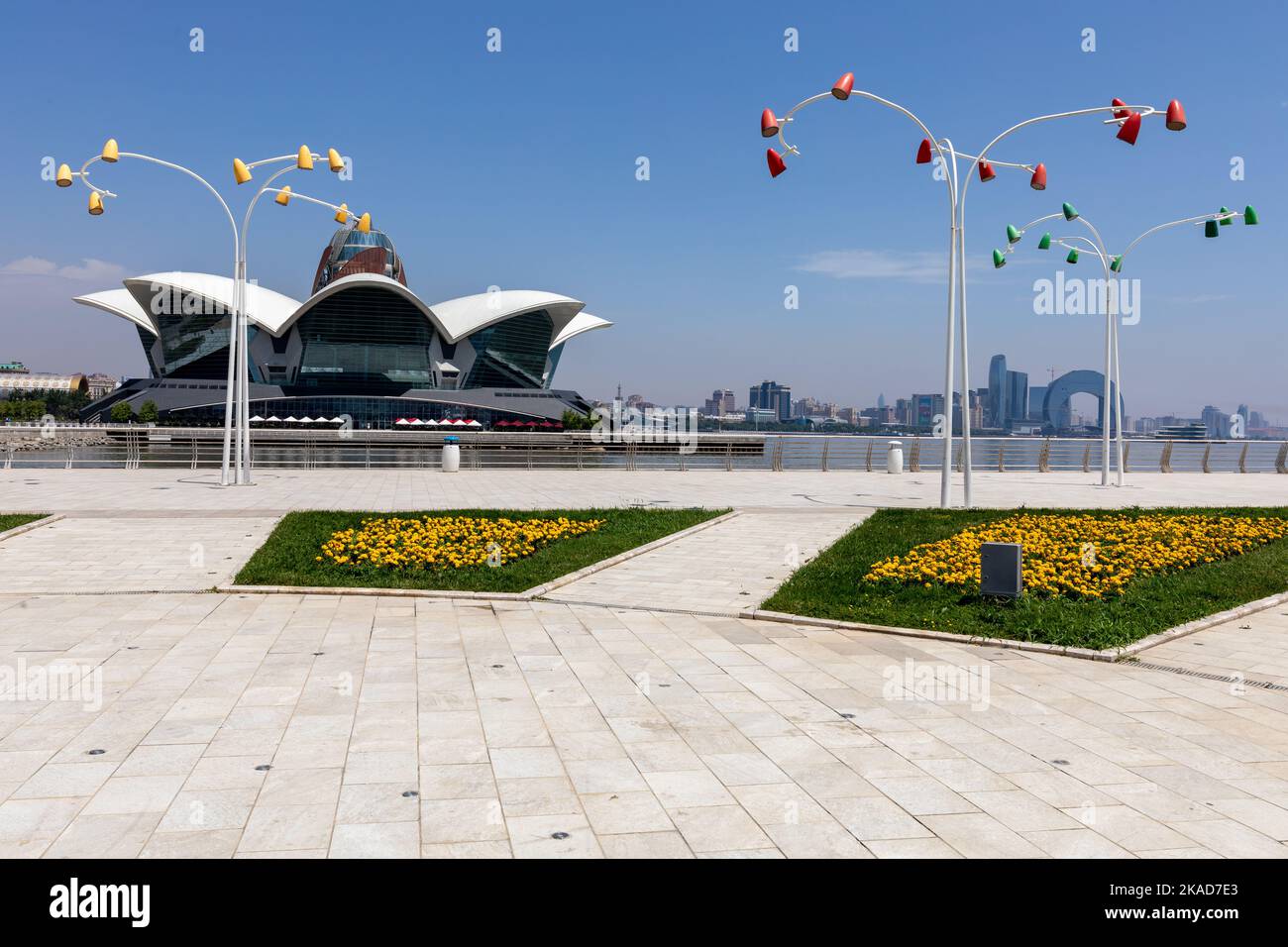 Einkaufszentrum Deniz Mall auf dem Baku Boulevard, Aserbaidschan ...