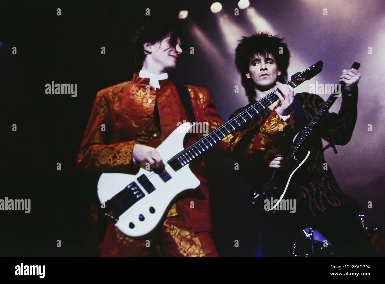 John Taylor und Warren Cuccurullo auf der Bühne in Rom 1988 Big Live ...