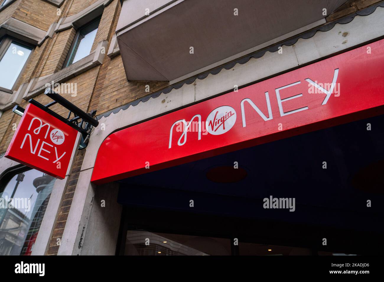 2. November 2022: Virgin Money Bankfiliale und Beschilderung, London ...