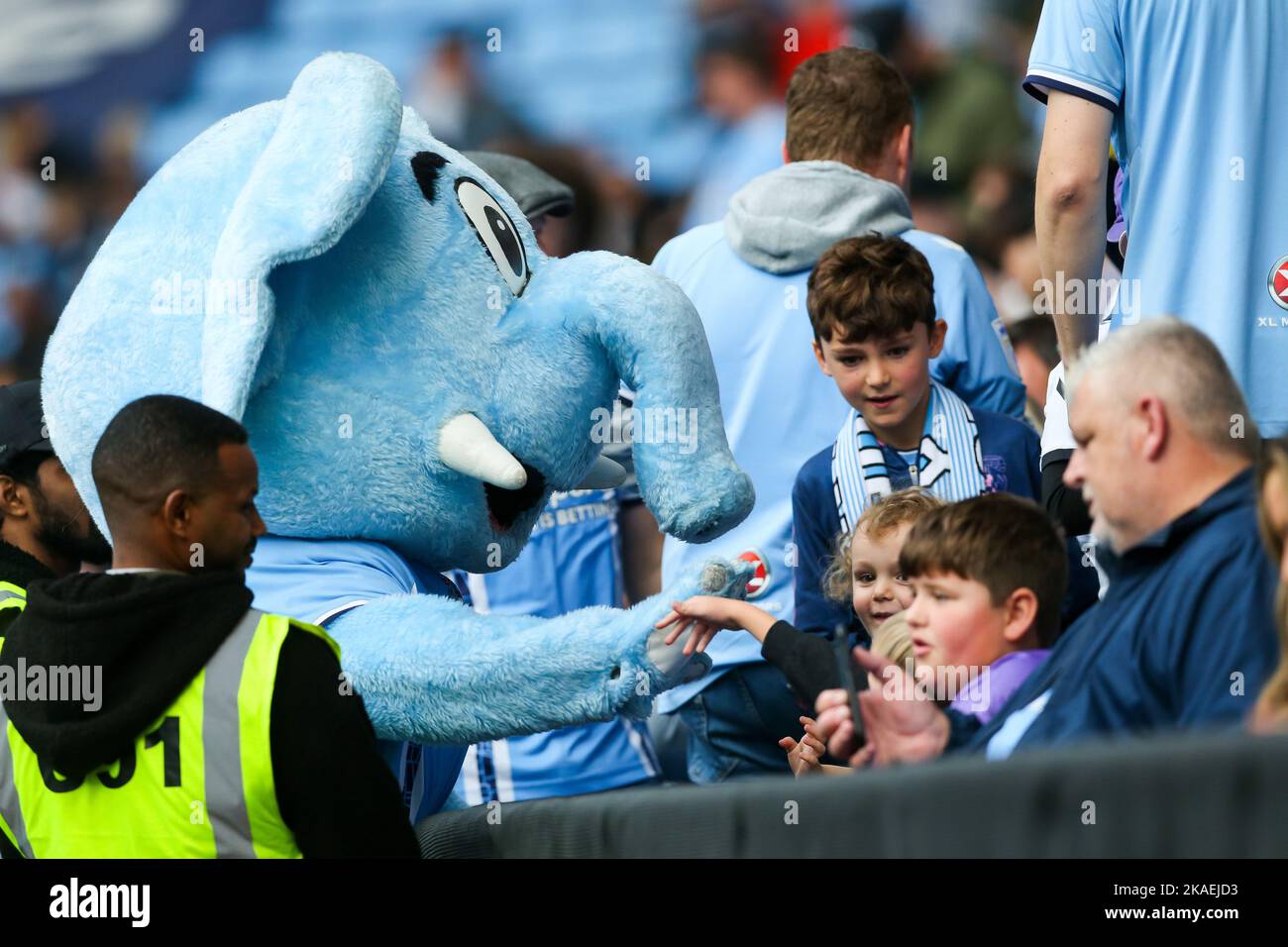 Coventry citys maskottchen sam mit coventry city fans -Fotos und ...