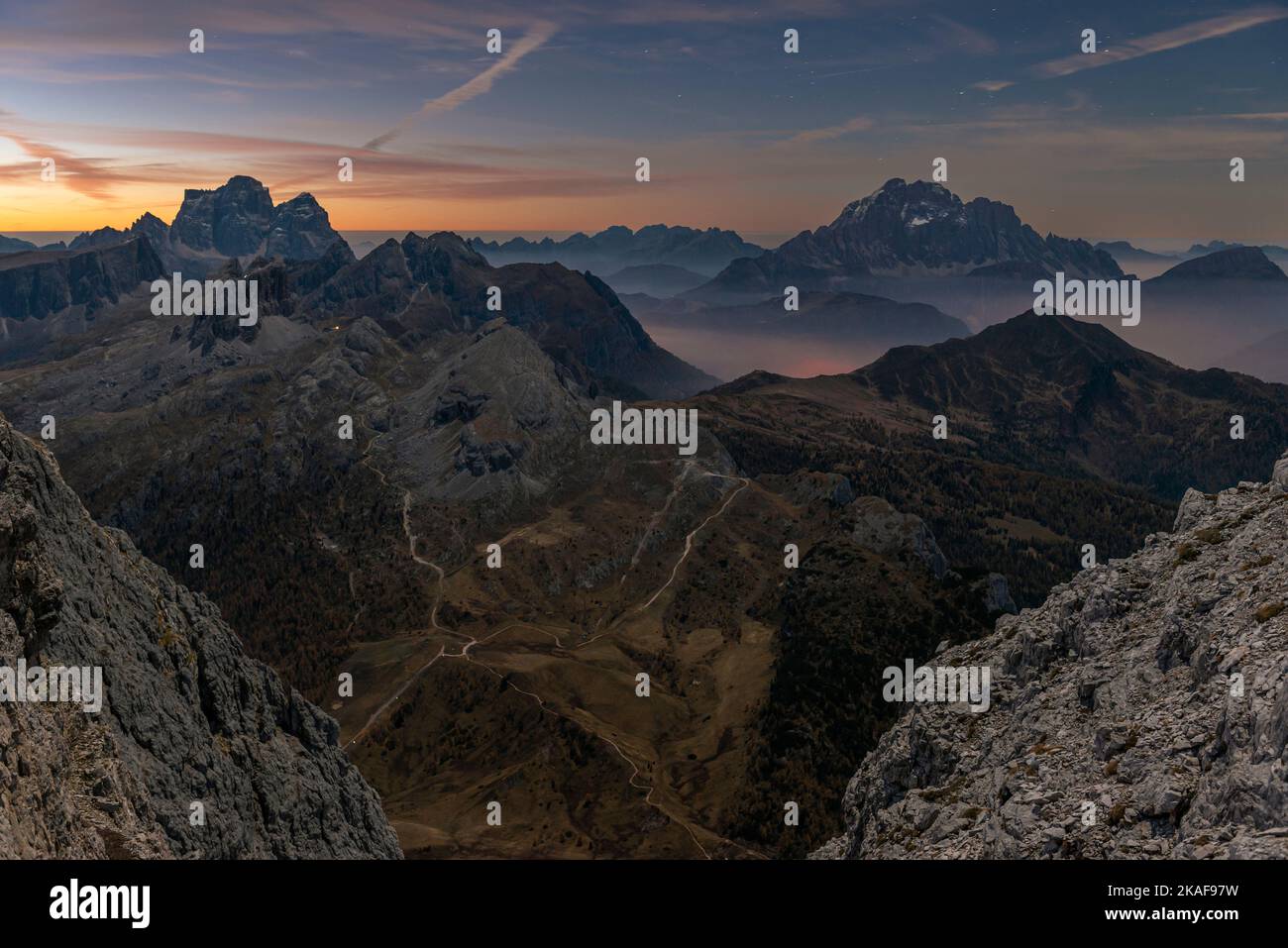 Sonnenaufgang auf dem Gipfel des kleinen Lagazuoi mit dem Panorama der ...