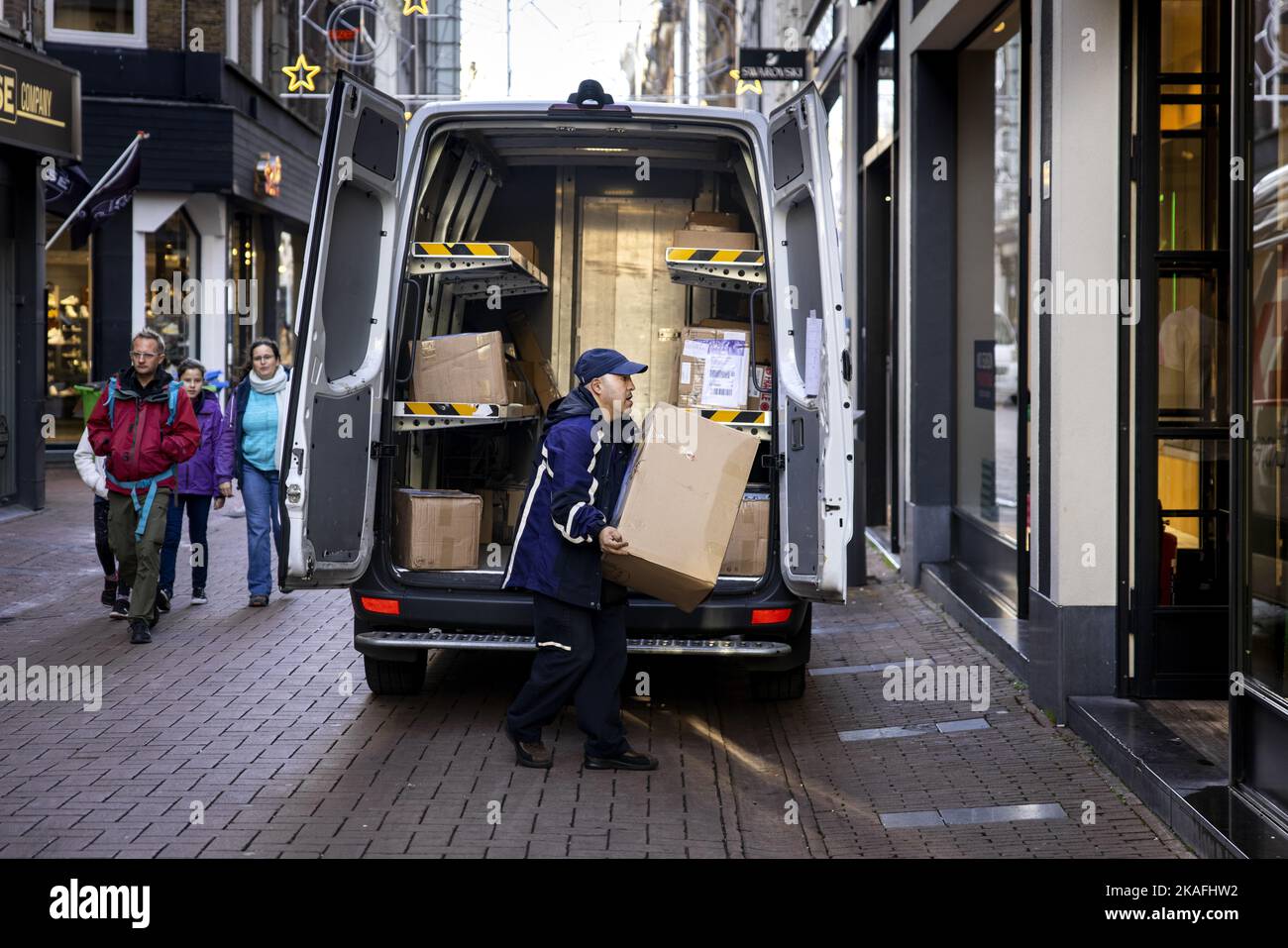 2022-11-02 10:27:54 AMSTERDAM - Geschäfte an der Kalverstraat im ...