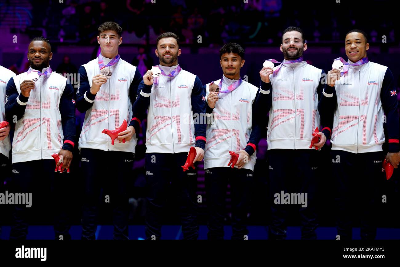 Von links nach rechts feiern die Briten Courtney Tulloch, Adam Tobin ...