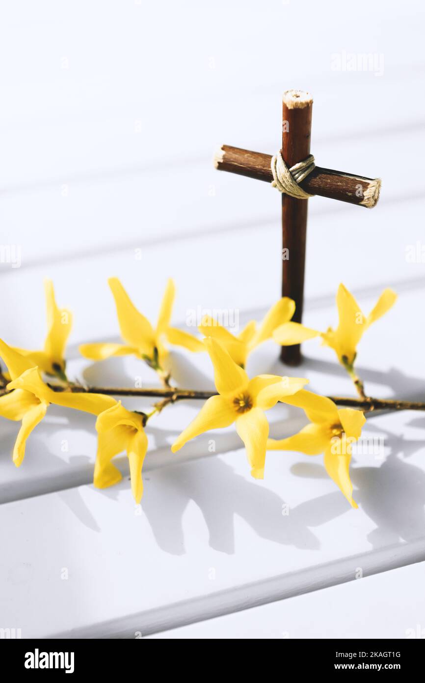 Das Kreuz, die Forsythia und der weiße Hintergrund symbolisieren das Leiden, den Tod und die ...