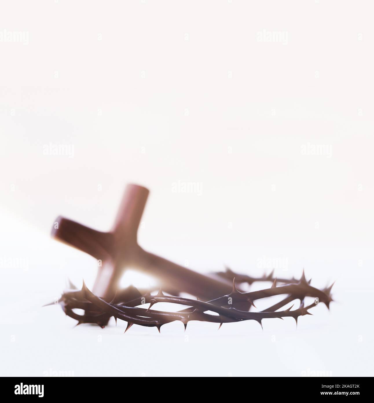 Die Dornenkrone symbolisiert das Opfer und Leiden Jesu Christi, das Kreuz der Auferstehung und ...