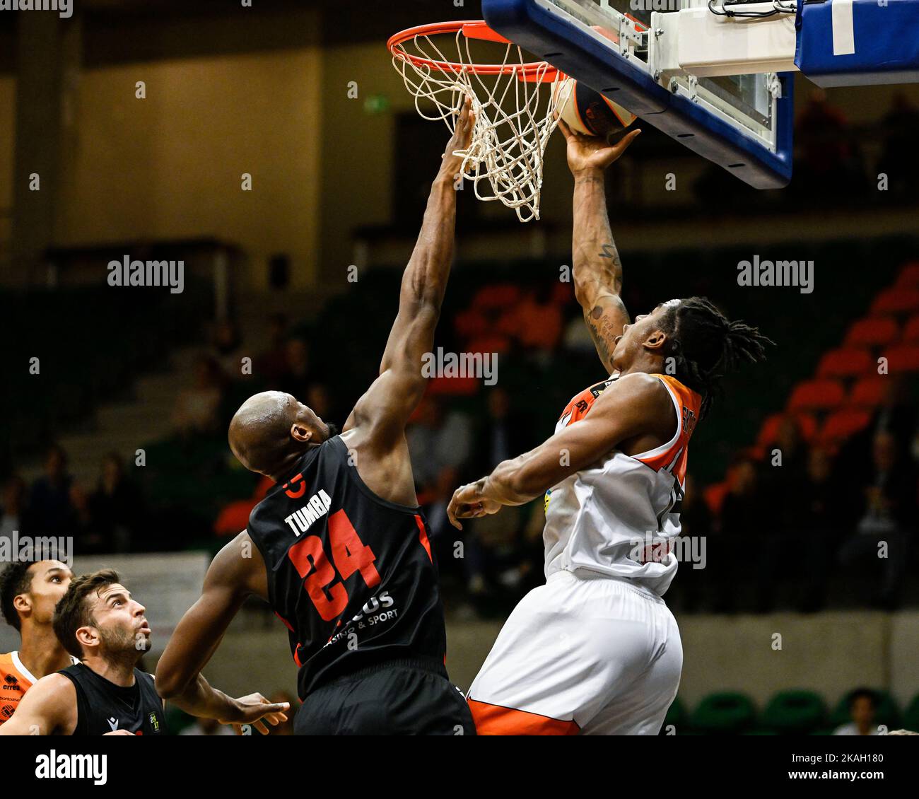 Der Brüsseler Kevin Tumba und der Leuvener Jordan Skipper-Brown im ...