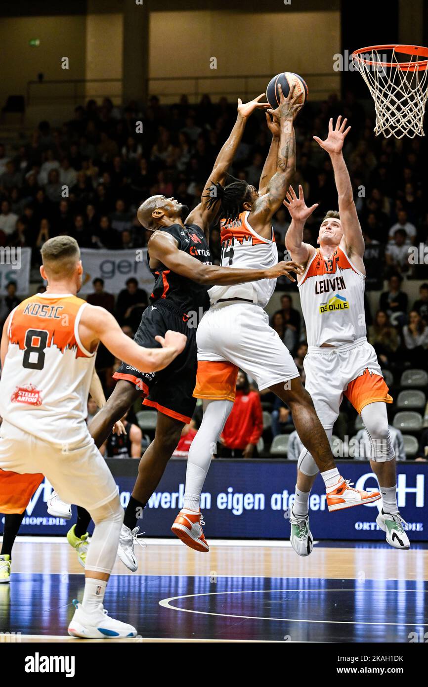 Der Brüsseler Kevin Tumba, der Leuvener Jordan Skipper-Brown und der ...
