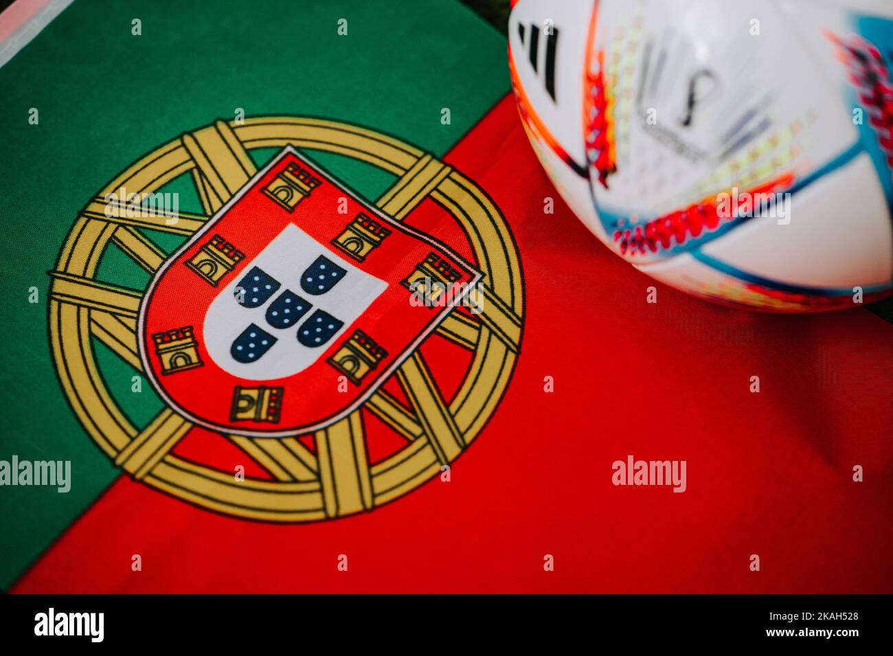 KATAR, DOHA, 18. OKTOBER 2022: Portugiesische Flagge und offizieller ...