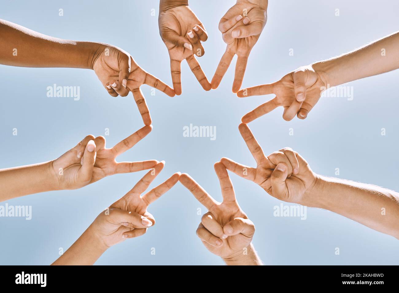 Hände, Sterne und Zusammenarbeit mit einem Team von Menschen, die in ... Hände, Sterne und Zusammenarbeit mit einem Team von Menschen, die in ...