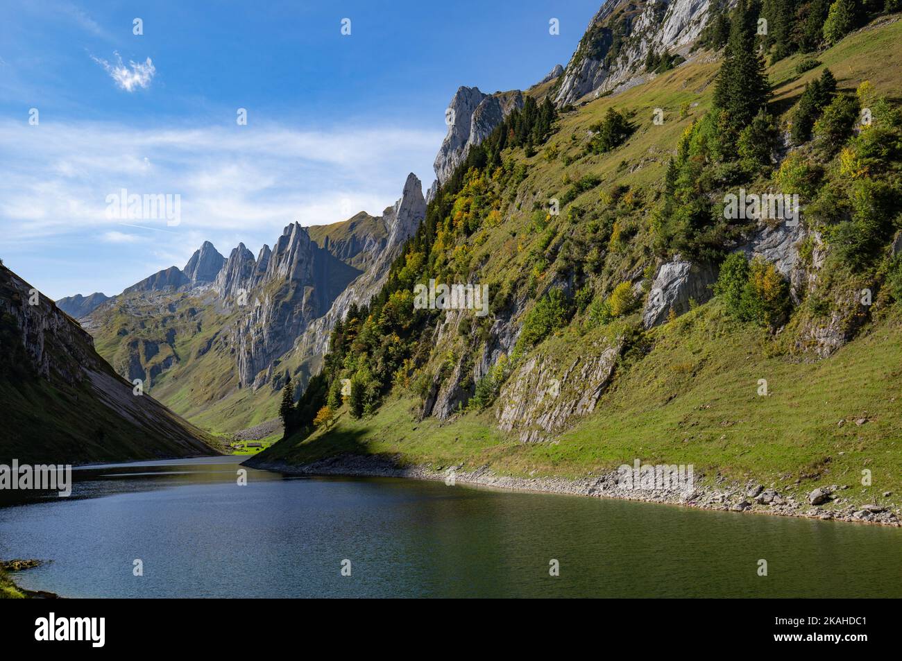 Der Fälensee, eingebettet zwischen steilen Felsflanken, ein ...