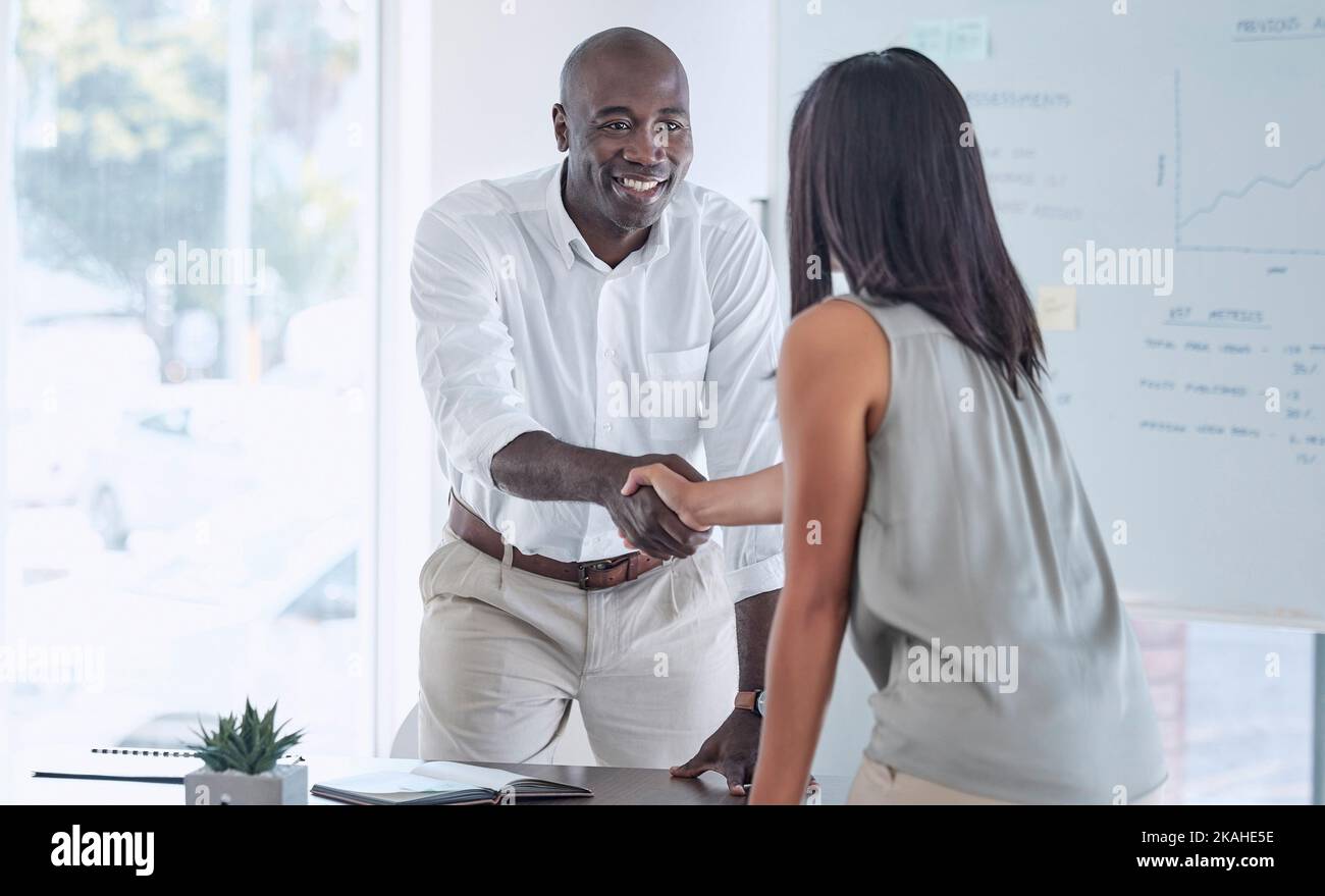 Geschäftsleute, Handshake und Treffen für B2B, Deal oder Partnerschaft ...