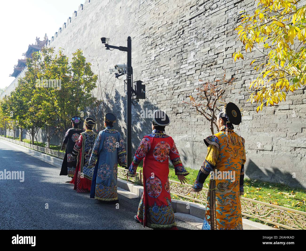 PEKING, CHINA - 3. NOVEMBER 2022 - Besucher genießen die Herbstkulisse ...