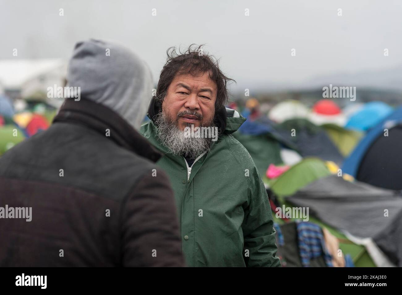 Der renommierte chinesische Künstler Ai Weiwei im Flüchtlingslager in ...