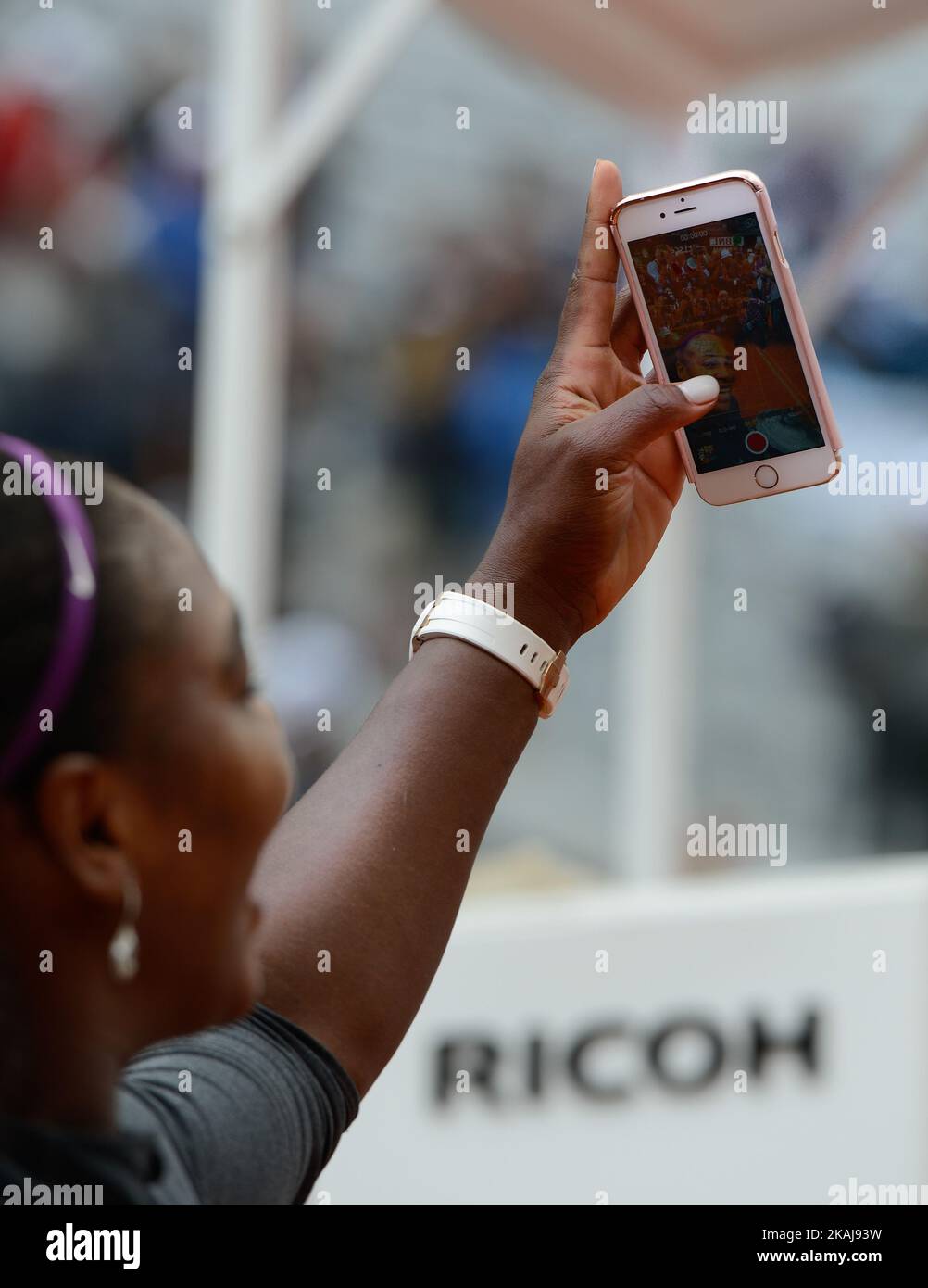 DIE US Serena Williams macht ein Selfie, nachdem sie am 15. Mai 2016 im ...
