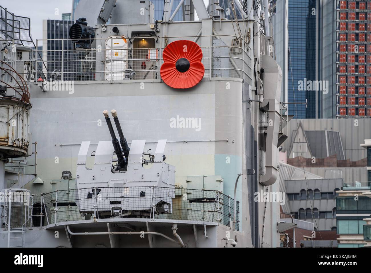 3. November 2022. Ein großer Mohn wird über dem Geschützturm des ...