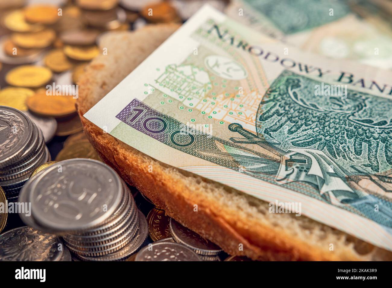 100 PLN Banknote auf eine Scheibe Brot gelegt. Schwierige finanzielle ...