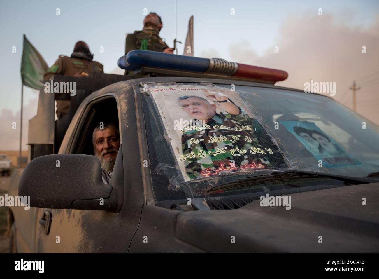(10/20/2016) Mitglieder von Hashed al-Shabi hatten ein Plakat ihres ...