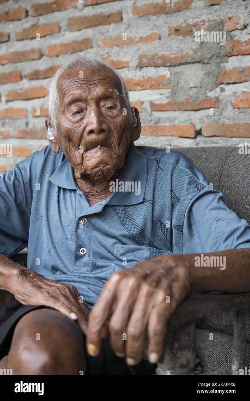 Herr SODIMEJO, bekannt als Mbah Goto, feiert am 31. Dezember 2016 ...