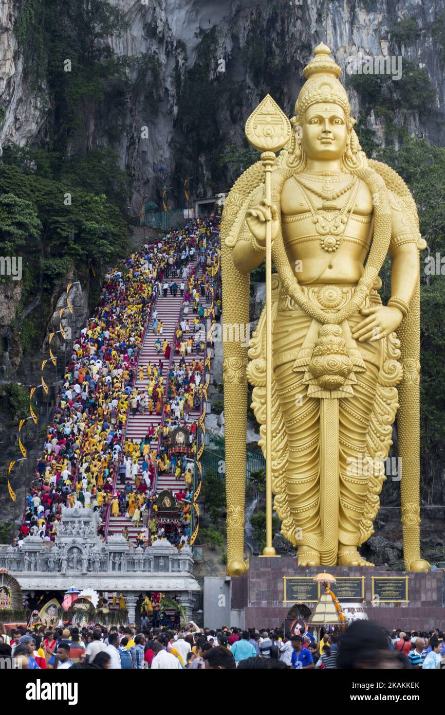 Hinduistische Anhänger besuchen eine Pilgerfahrt zum Tempel der Batu ...