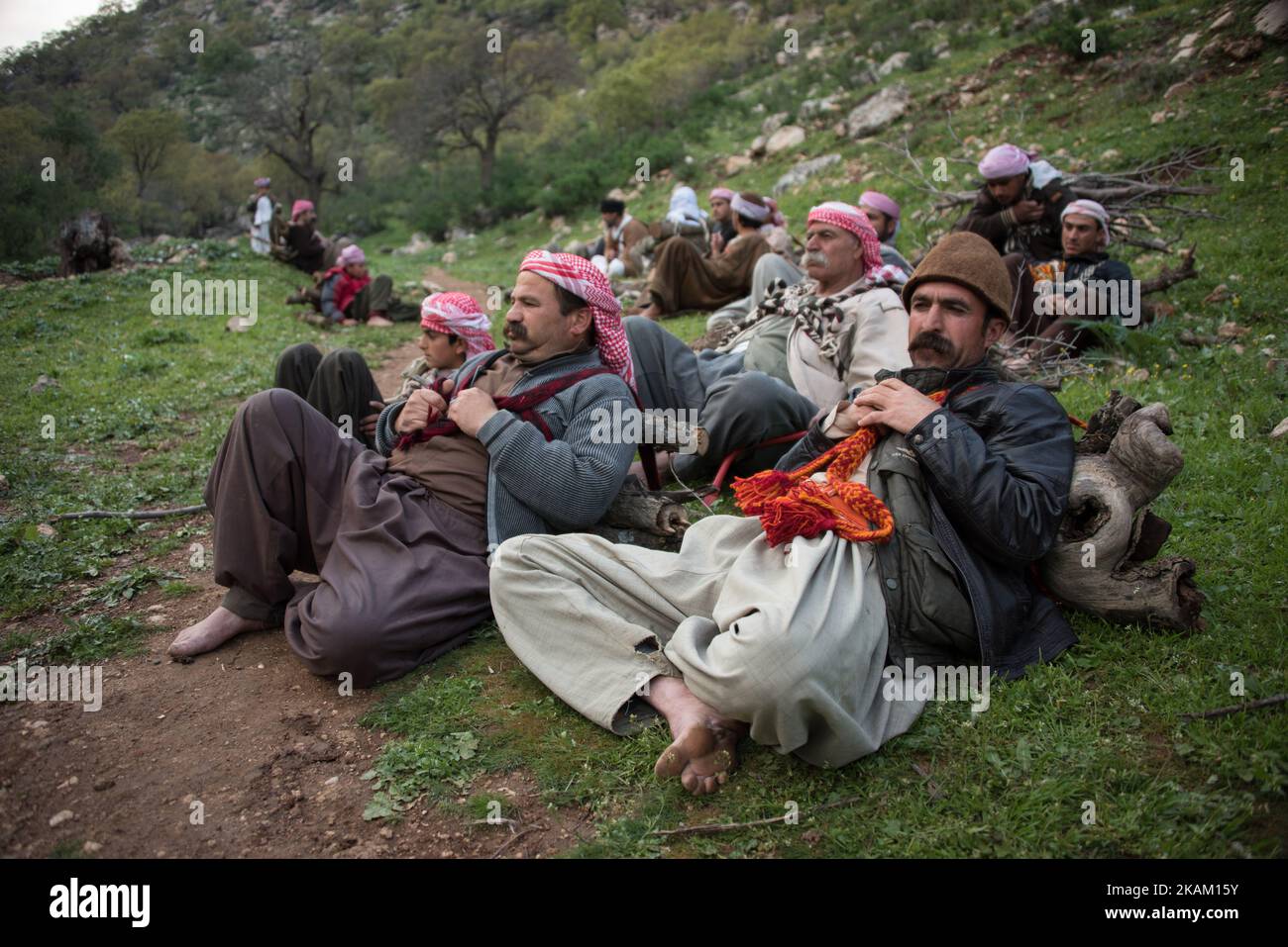 Einige der vielen tausend Yeziden, die in Lalish im Nordirak nahe der ...
