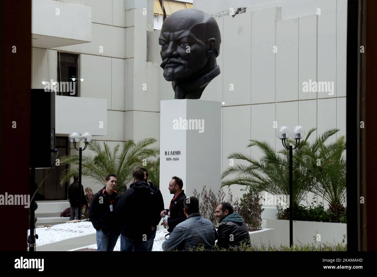 Parteimitglieder mit der Statue von Wladimir Iljitsch Lenin, am ...