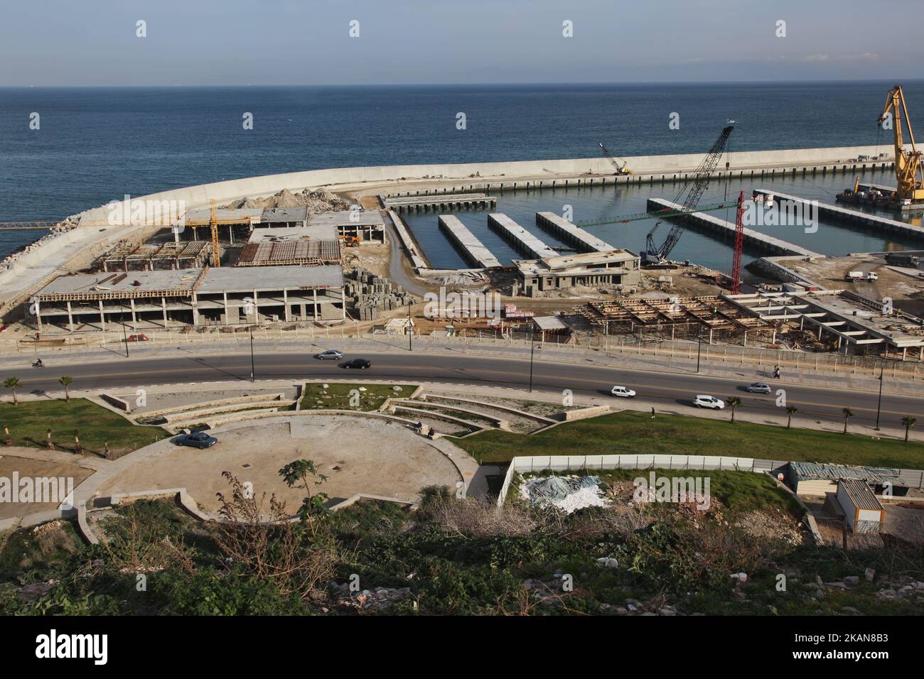 Bau des Tanger-Med Port (Tanger-Mediterranean Port) entlang der Stadt ...
