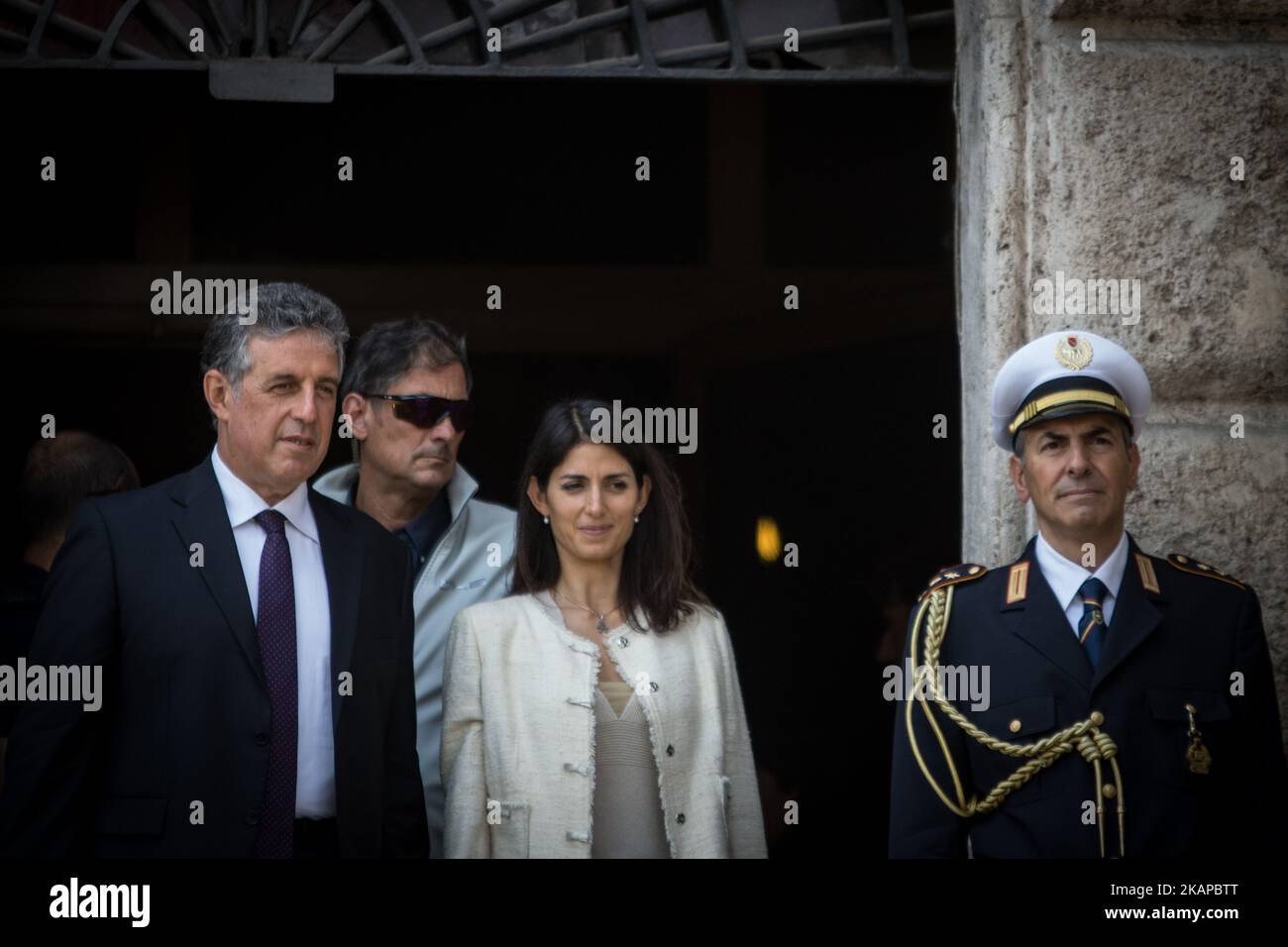 Die Bürgermeisterin von Rom, Virginia Raggi (R), verleiht dem Anti ...