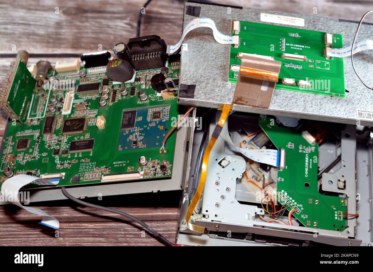 Kairo, Ägypten, Oktober 21 2022: Das Innere des DVD-CD-Auto-Player mit ...