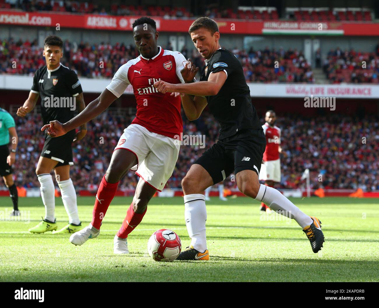 Clement Lenglet vom FC Sevilla hält Danny Welbeck von Arsenal während ...